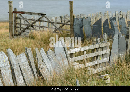 Traditional slate fence in Snowdonia, North Wales Stock Photo - Alamy