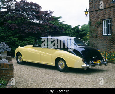 ROLLS ROYCE PHANTOM. Queen Elizabeth, the Queen Mother acquired a Rolls ...