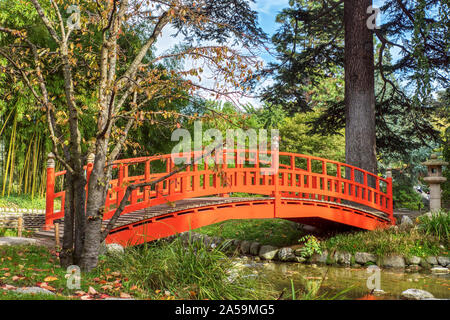 Japanese wooden bridge in Albert Kahn Park - Boulogne-Billancourt ...