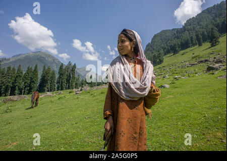 Portrait of a Gujjar girl Stock Photo - Alamy