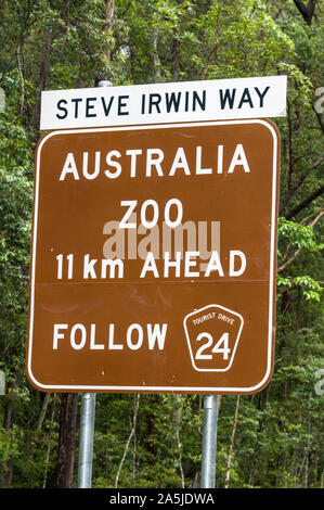 Zoo road sign Stock Photo - Alamy
