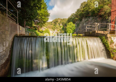 Long eposure of the waterfall at the mill in Cheddar village in ...
