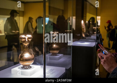 Poporo and stick, Pre-Columbian goldwork collection, Gold museum, Museo ...