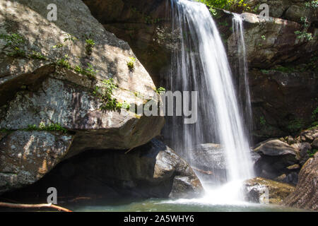 Eagle Falls waterfall at Cumberland Falls State Park Kentucky undercut ...