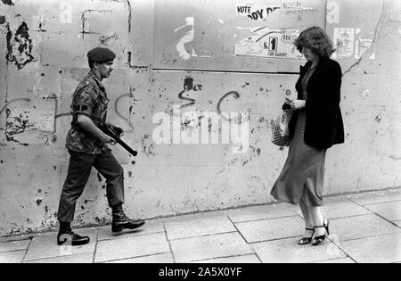 British soldiers The Troubles 1970s, on patrol in Derry city centre ...