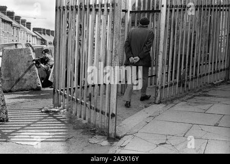 British soldiers The Troubles 1970s, on patrol in Derry city centre ...