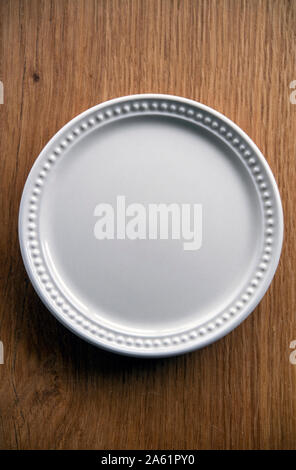 white plate table setting on wooden table Stock Photo - Alamy