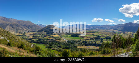 View at Crown Range Road Scenic Lookout of New Zealand Stock Photo - Alamy