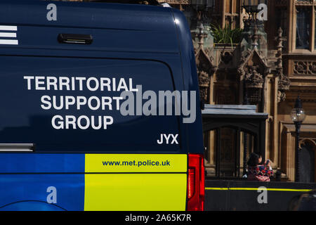 Metropolitan Police Territorial Support Group (TSG) van Stock Photo - Alamy