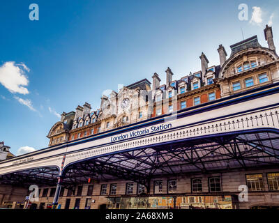 Victoria Railway Station London Victorian period Stock Photo - Alamy