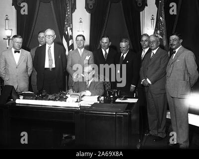 President Franklin Roosevelt singing 'Home on the Range' with the ...
