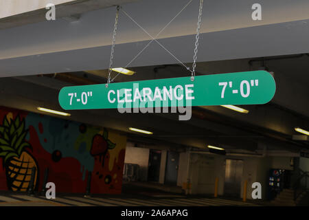 Height clearance sign in a parking lot Stock Photo - Alamy
