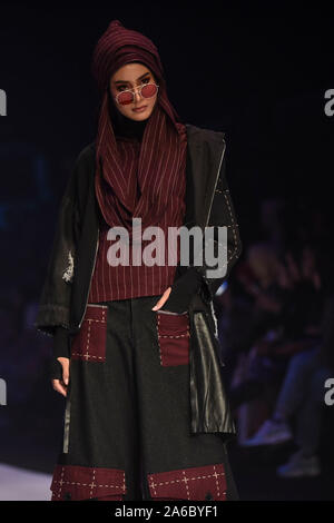 Jakarta, Indonesia. 25th Oct, 2019. Models present creations of Iwa ...