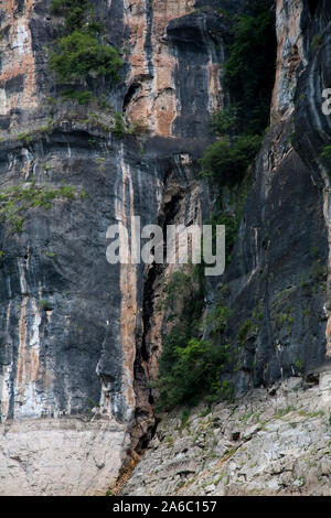 Hanging coffins on the Yangtze River, China Stock Photo - Alamy