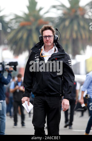 (L to R): Andrew Shovlin (GBR) Mercedes AMG F1 Trackside Engineering ...