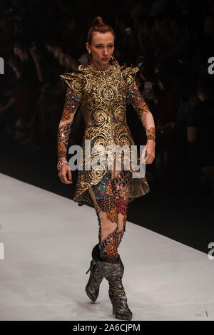 Jakarta, Indonesia. 25th Oct, 2019. Models present creations of Iwa ...