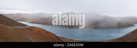 Yamdrok Lake, a sacred lake in Tibet, China Stock Photo - Alamy