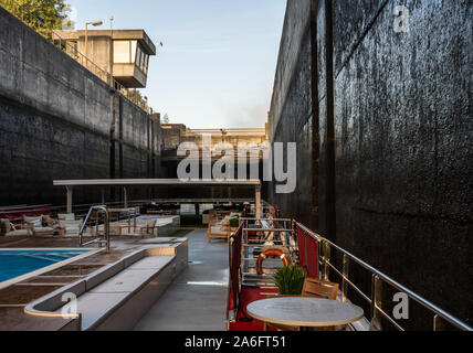 Inside a lock Douro River Stock Photo - Alamy