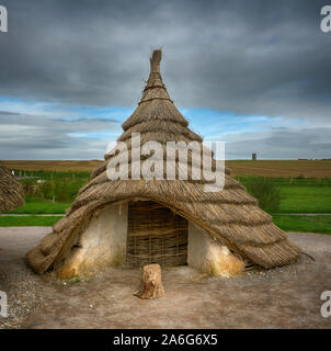 neolithic hut stonehenge Stock Photo - Alamy