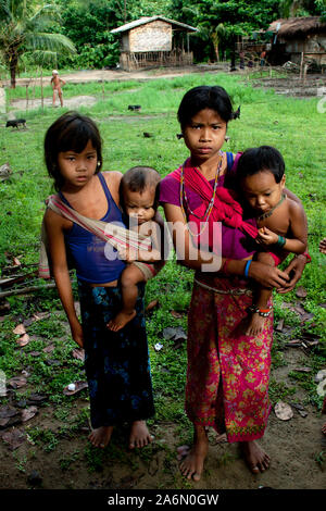 Children from the ethnic Murong (also Mro or Mru) community. Lama ...