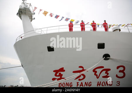 On October 25, the "dongfanghong 3" ship was launched at the port of ...