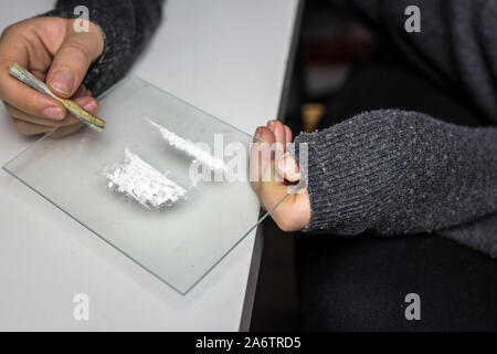 young woman snorting cocaine Stock Photo: 115167321 - Alamy