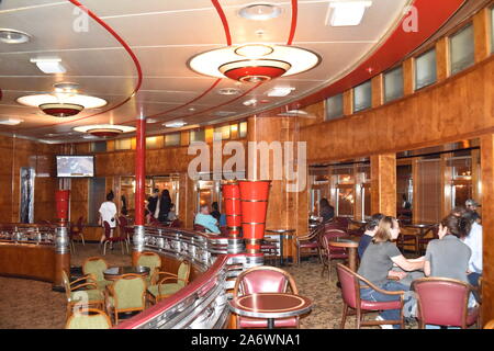 RMS Queen Mary, Observation Lounge and Cocktail Bar under the Bridge ...