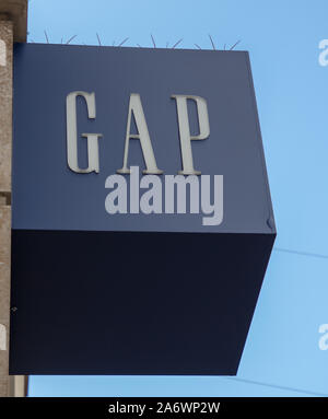 gap fashion retailer shop shops logo park out oss town shopping center ...