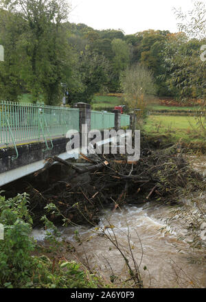 Flood debris build up against the bridge over the river Teme at ...