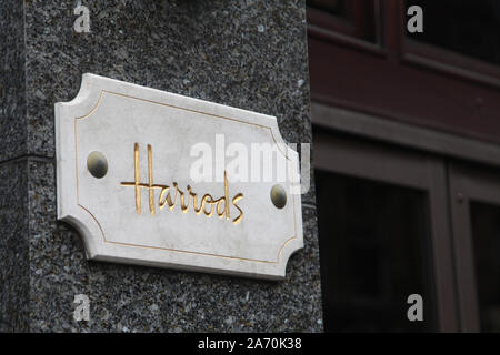 Awning at the famous store Harrods Stock Photo - Alamy