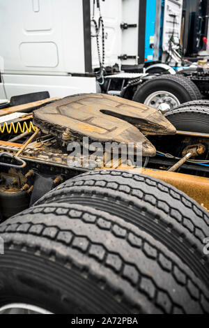 Fifth wheel coupling lubricated on connection plate and rear suspension ...