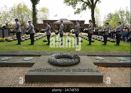 Bundeswehr soldiers carry Coffins of dead german soldiers of Worldwar 1 ...