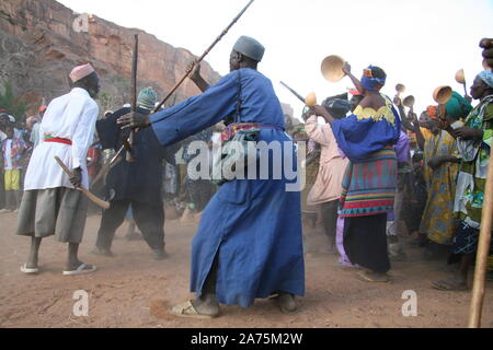 Dogon country : funeral at Kundu Andou Stock Photo - Alamy