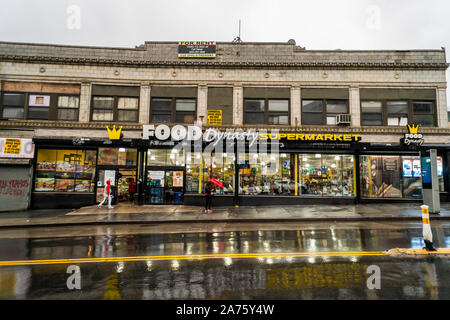 Shoppers in a supermarket in the Bronx in New York Stock Photo - Alamy