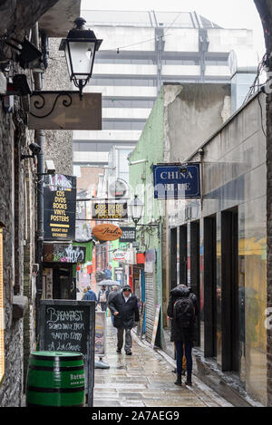 Ireland, Dublin, the Merchant's Arch Pub entrance in the Temple Bar ...