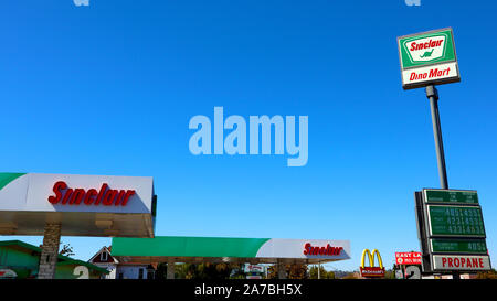 Dino Mart gas station with the Sinclair Oil Corporation dinosaur symbol ...