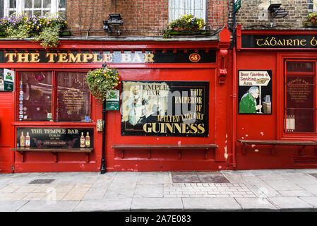 Ireland, Dublin, the Merchant's Arch Pub entrance in the Temple Bar ...