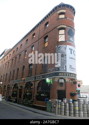 Bittles Bar in Belfast a flatiron building Stock Photo - Alamy