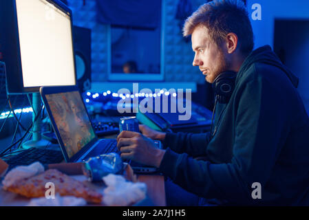 Gamer drinking an energy drink, gaming lifestyle Stock Photo - Alamy