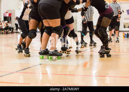 Roller derby players compete against each other Stock Photo - Alamy