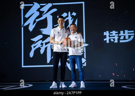 Jeremy Lin, left, signs with Xtep in Guangzhou, south China¯s Guangdong ...