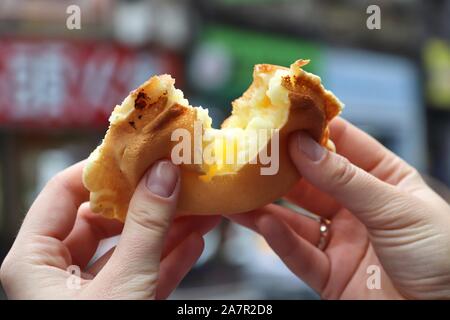Taiwan street food in Keelung. Custard wheel sweet cake Stock Photo - Alamy