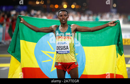 Ethiopia's Lelisa Desisa celebrates winning the mens marathon during ...