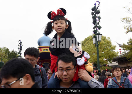 --FILE--A Chinese girl wearing Minnie Mouse-shaped headwear visits the ...