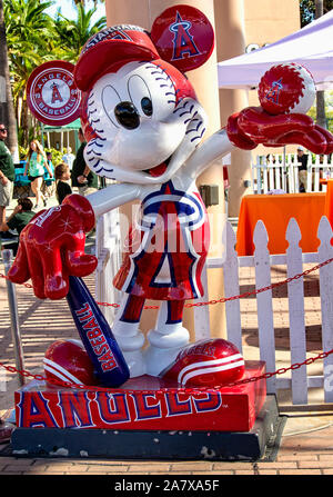 Mickey Mouse dressed in Statue of Liberty. Disney store in New York ...