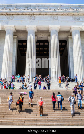 Washington, District of Columbia, USA. 16th Feb, 2017. Hundreds of ...
