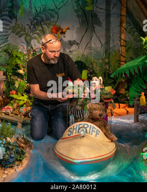 Augsburg, Germany. 05th Nov, 2019. The puppet robber Hotzenplotz (l) is ...