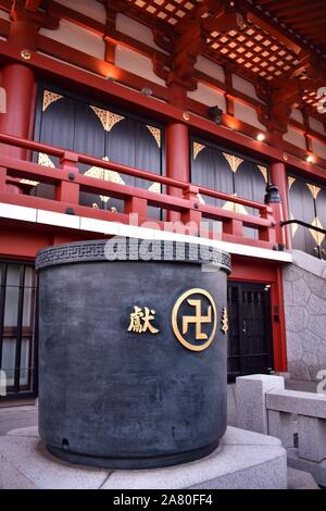 Symbols by Senso-ji temple, Tokyo, Japan Stock Photo - Alamy