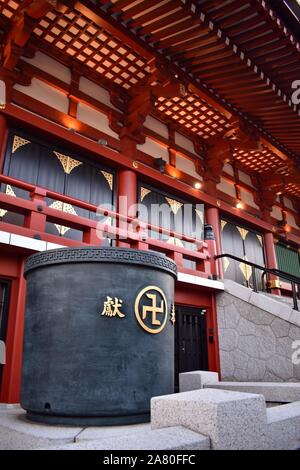 Symbols by Senso-ji temple, Tokyo, Japan Stock Photo - Alamy