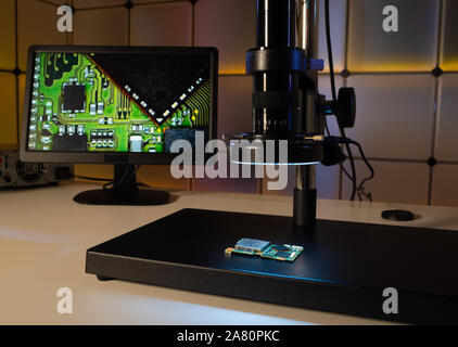 Inspection of the quality of silicon chips in the laboratory with a ...